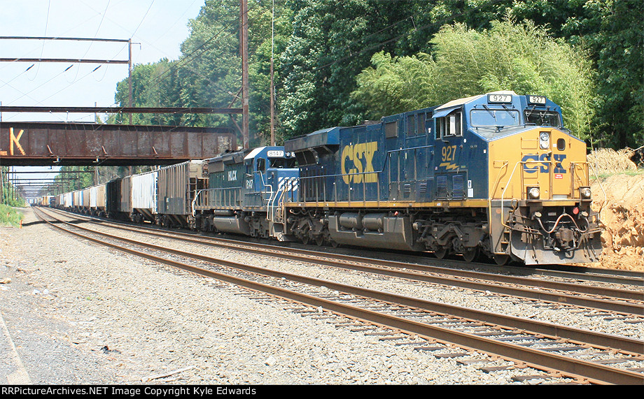 CSX ES44AC #927 on Q439-17